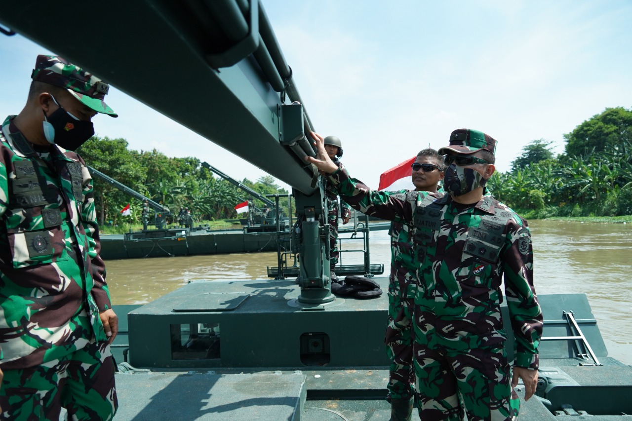 Kasdivif 2 Kostrad Tinjau Latihan Pengoperasian M3 Amphibious Pontoon ...