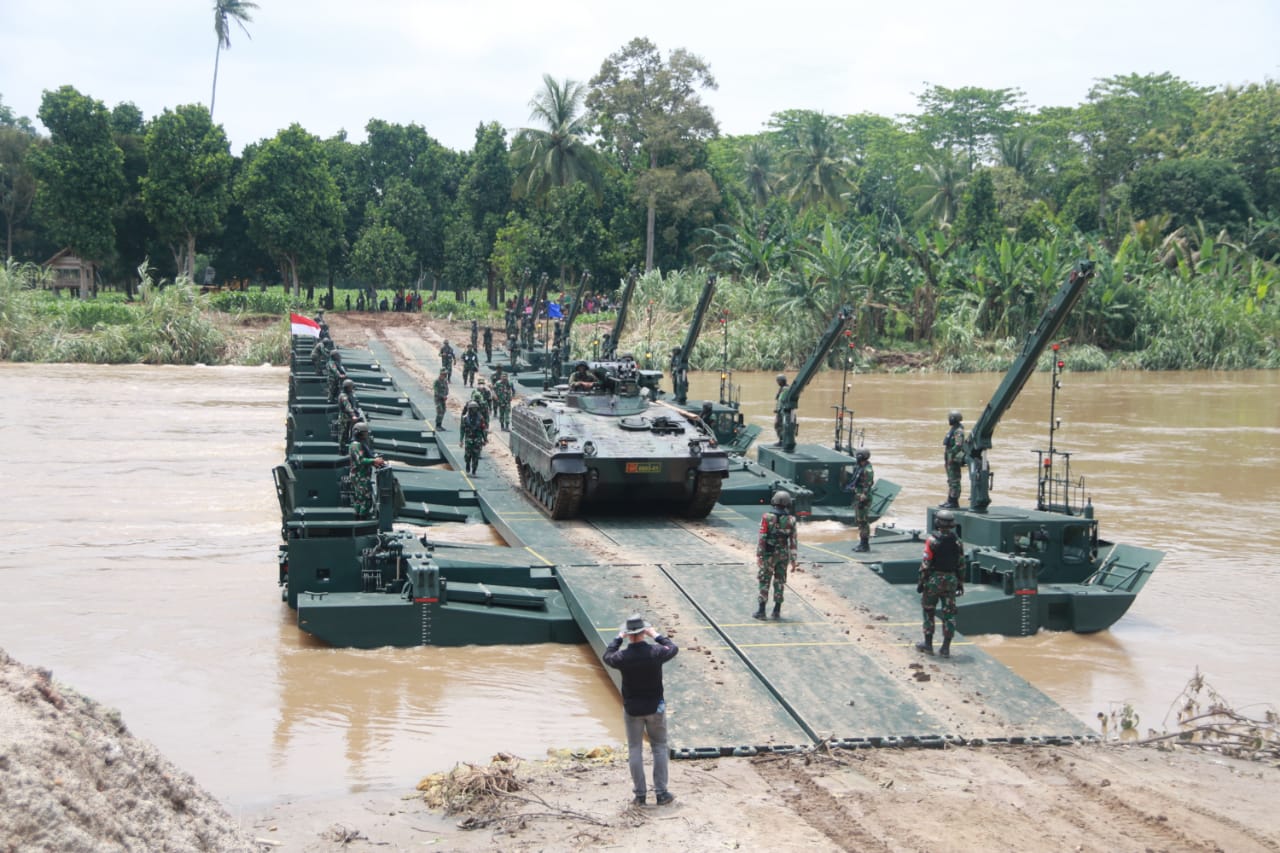 Lancarkan Gerak Maju Tank, Yonzipur 9 Kostrad Gelar Jembatan M3 ...