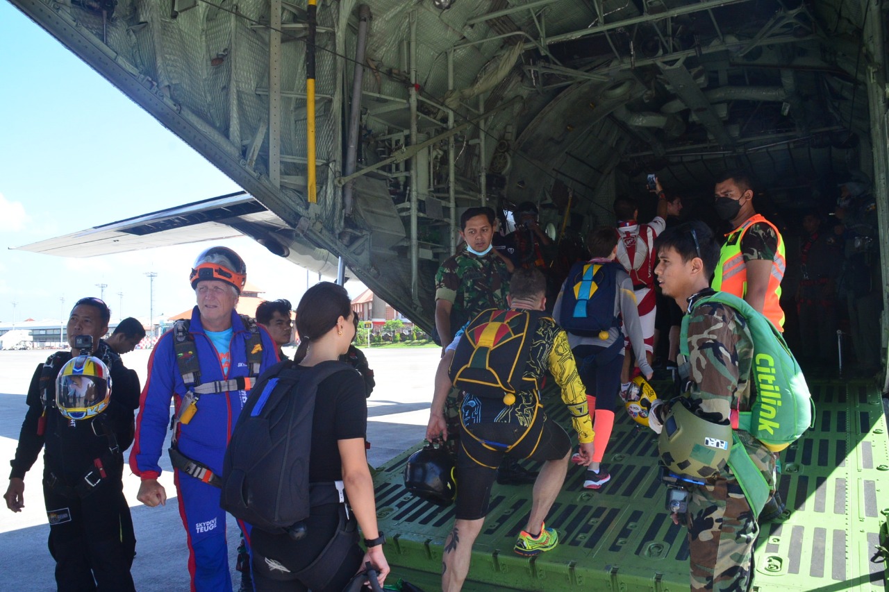 Ratusan Penerjun Skydiving Bali International Boogie 2022 Exit dari ...