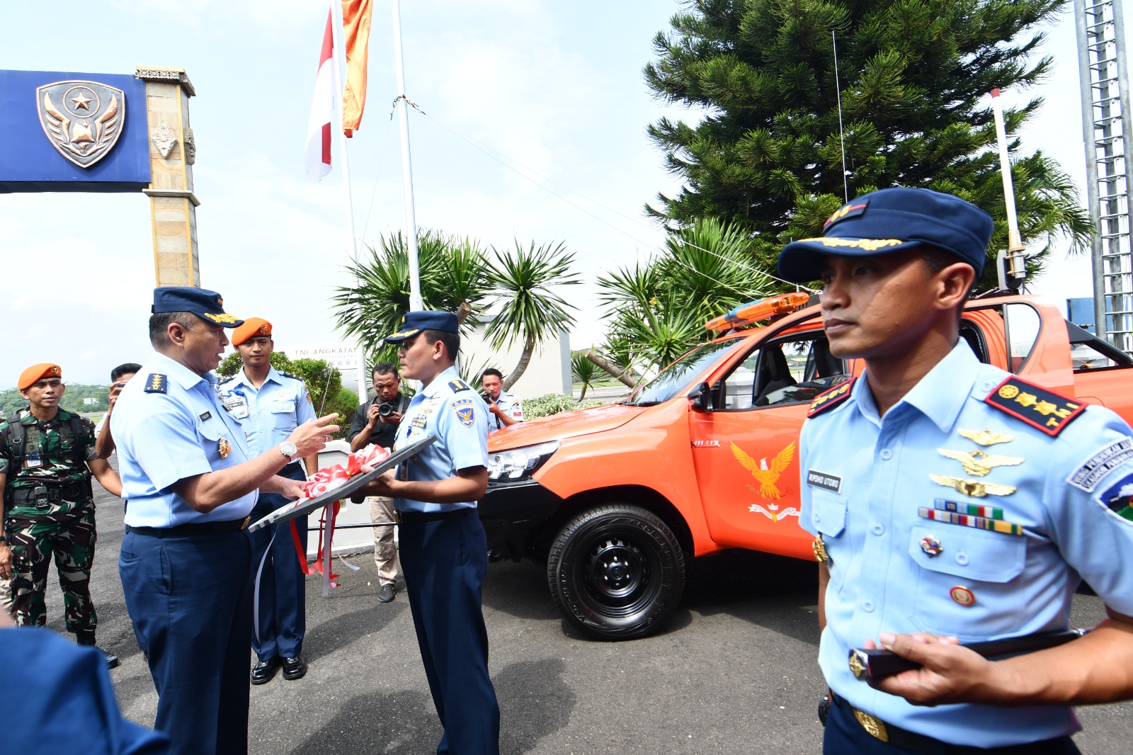 KSAU Serahkan Mobil VCP untuk Dukung Operasi Penerbangan Depmatra AAU ...