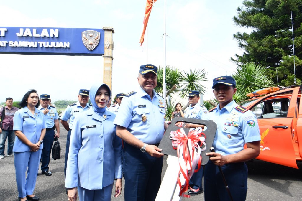 KSAU Serahkan Mobil VCP untuk Dukung Operasi Penerbangan Depmatra AAU ...